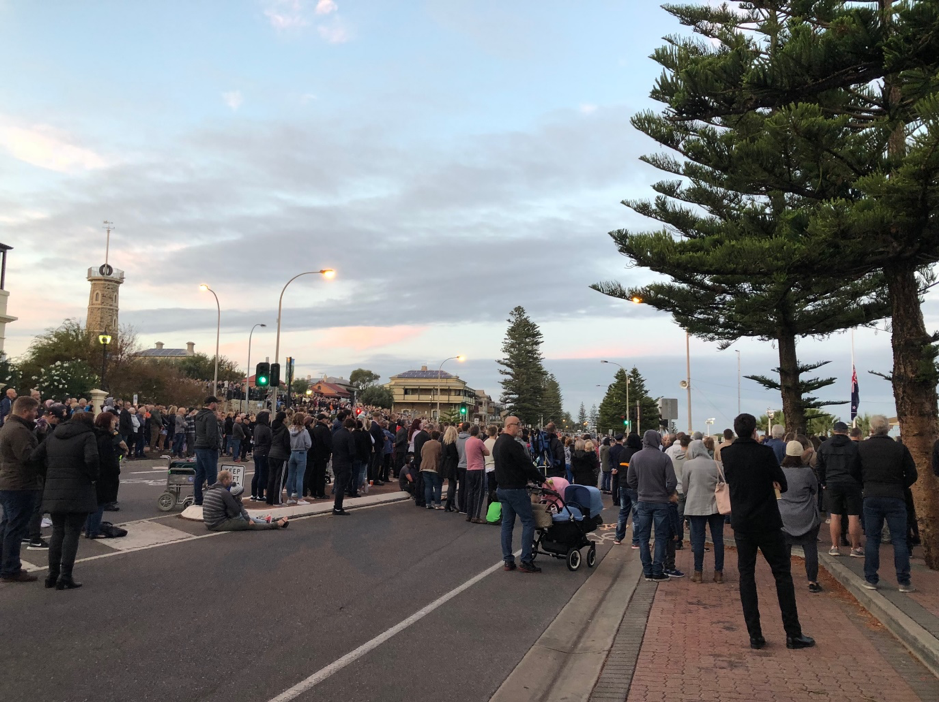 A local RSL rallies university students for support as thousands ...